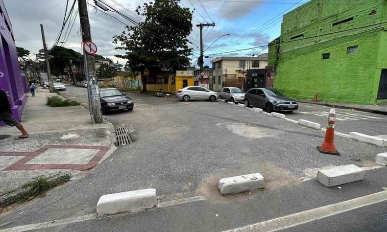Rua fechada para trânsito divide moradores diante de indefinição da PBH