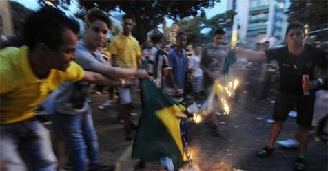 Derrota deixa brasileiros em estado de choque - Gerais - Estado de Minas