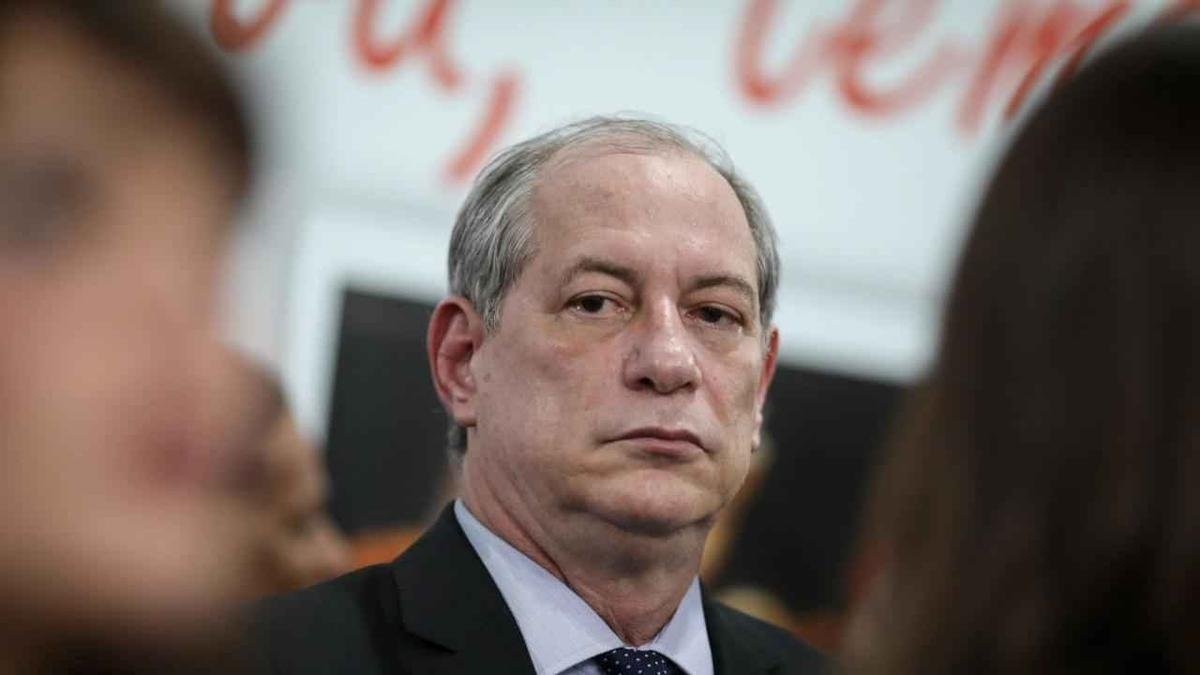 Ciro Gomes é abraçado por direitistas após subir tom contra Lula ...