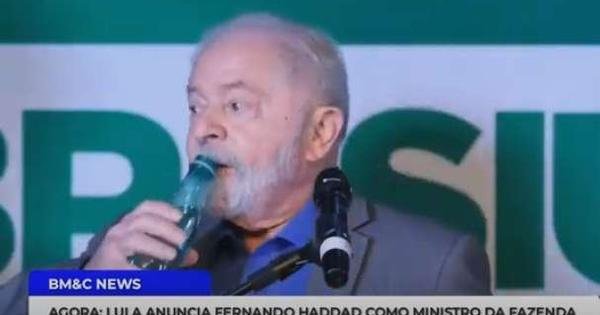 Lula faz piada ao beber água: 'Meu adversário achava que era cachaça ...