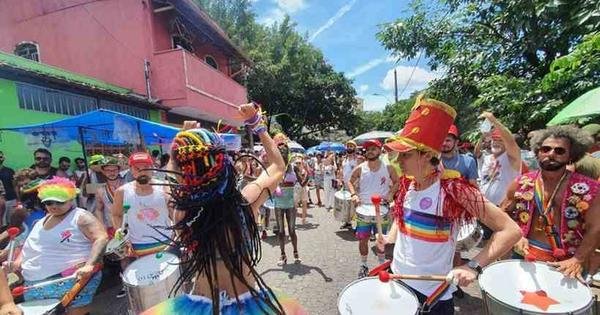 Bloco Lua de Crixtal homenageia Xuxa e colore o Santa Tereza - Gerais - Estado de Minas