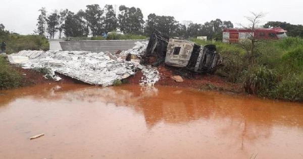 Batida entre carreta e ônibus deixa dois mortos na BR-365 - Gerais - Estado de Minas
