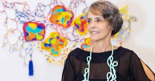 Ana Bouissou reinventa memórias por meio de crochês, bordados e jeans ...