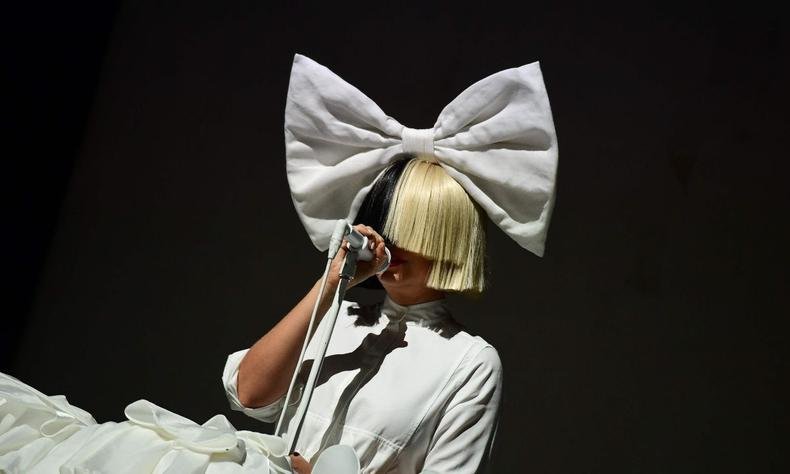 Cantora Sia revela diagnóstico tardio de autismo em podcast - Cultura ...