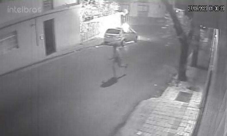 Bh Homem Ateia Fogo Em Carro Parado Em Rua E Foge Gerais Estado De