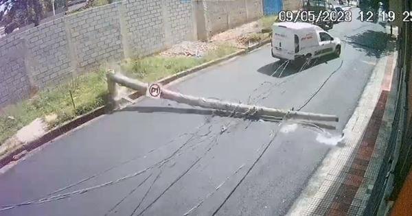 Vídeo: caminhão-baú puxa fios e poste cai em rua de BH - Gerais - Estado de Minas