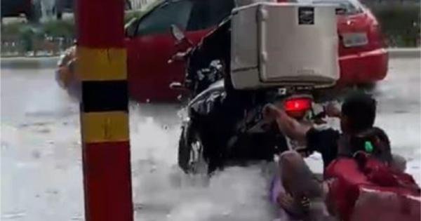 Vídeo: homem 'surfa' em enchente e viraliza nas redes sociais ...