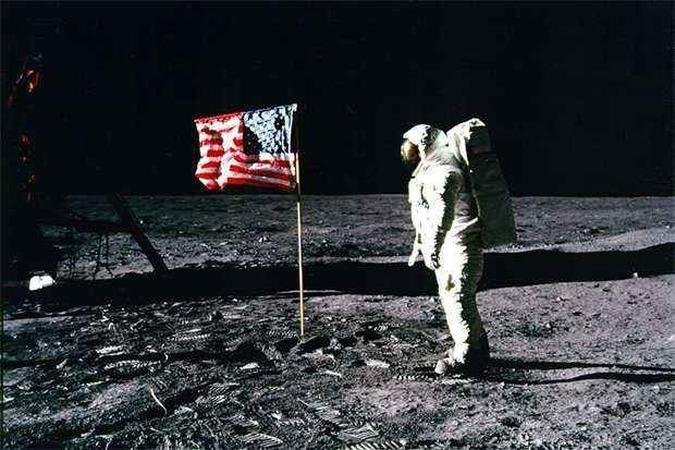 Nasa diz que dez das onze bandeiras colocadas na lua ainda estão de pé ...