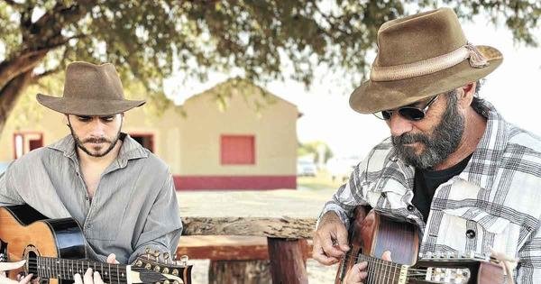 Gabriel Sater comemora sua primeira parceria com o pai, Almir Sater ...