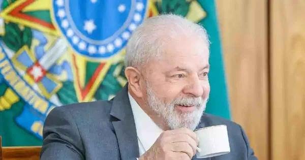 'Agora sou um cara que bebe só água', brinca Lula - Politica - Estado ...