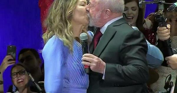 Lula beija Janja, que comenta: 'Meu boy é demais' - Politica - Estado ...