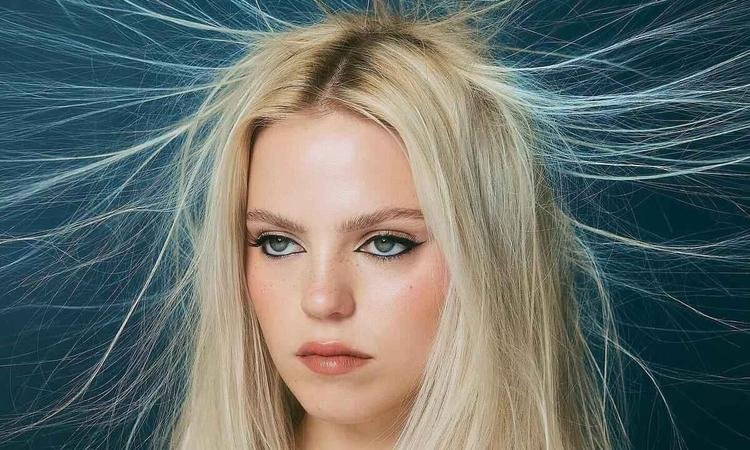 Reneé Rapp mergulha no pop catártico em álbum de estreia, 'Snow Angel ...