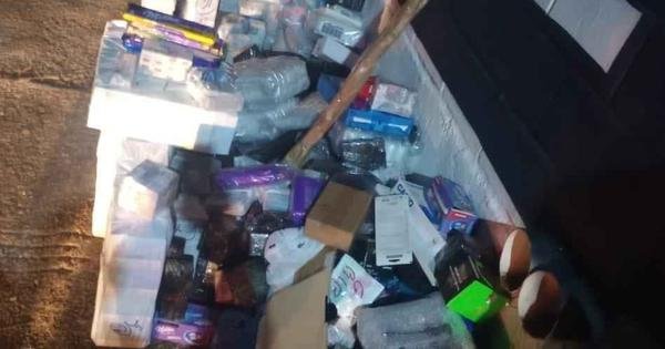 Dois são presos em Passos por levar R$ 100 mil em mercadoria ...