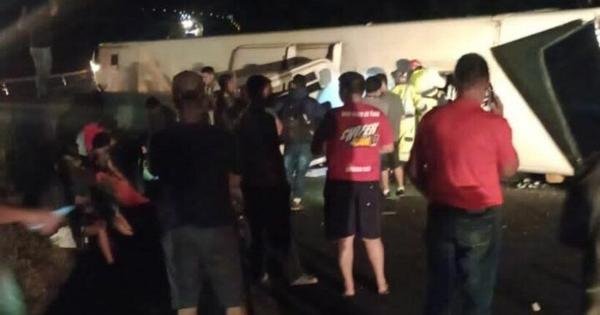 Motorista morre em batida entre carreta e ônibus - Gerais - Estado de Minas